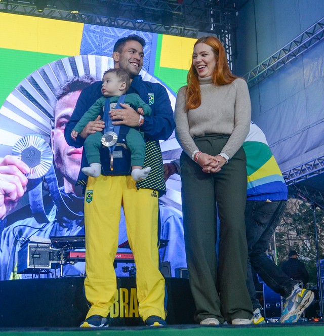 Filho do judoca William Lima rouba a cena e 'posa' com as medalhas do papai