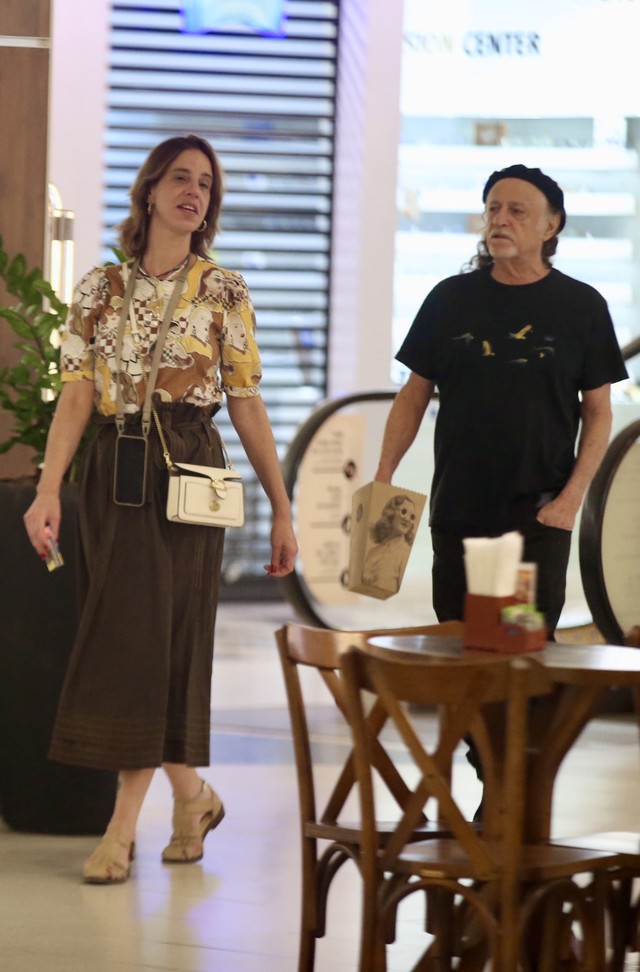Alceu Valença curte passeio com a esposa em aparição rara do casal; fotos