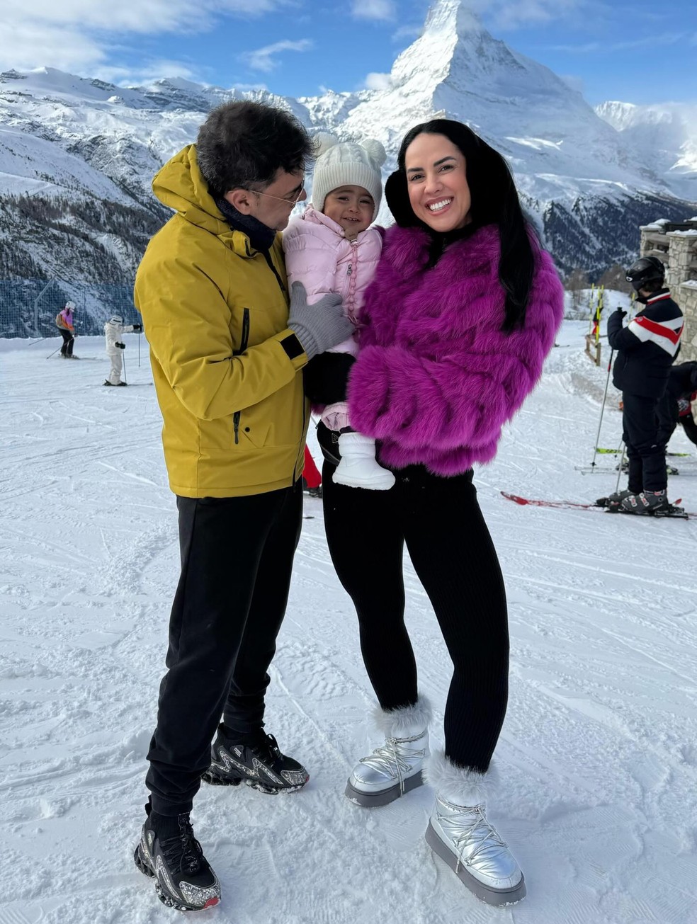 Zezé Di Camargo se declara para Graciele Lacerda e a filha Clara ...