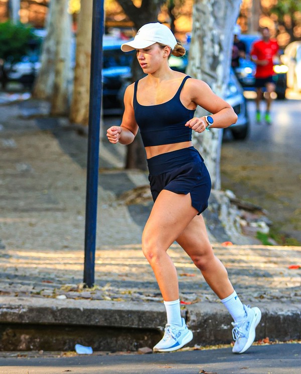 Referência fitness, Manu Cit realiza sonho de ser famosa e fatura ...