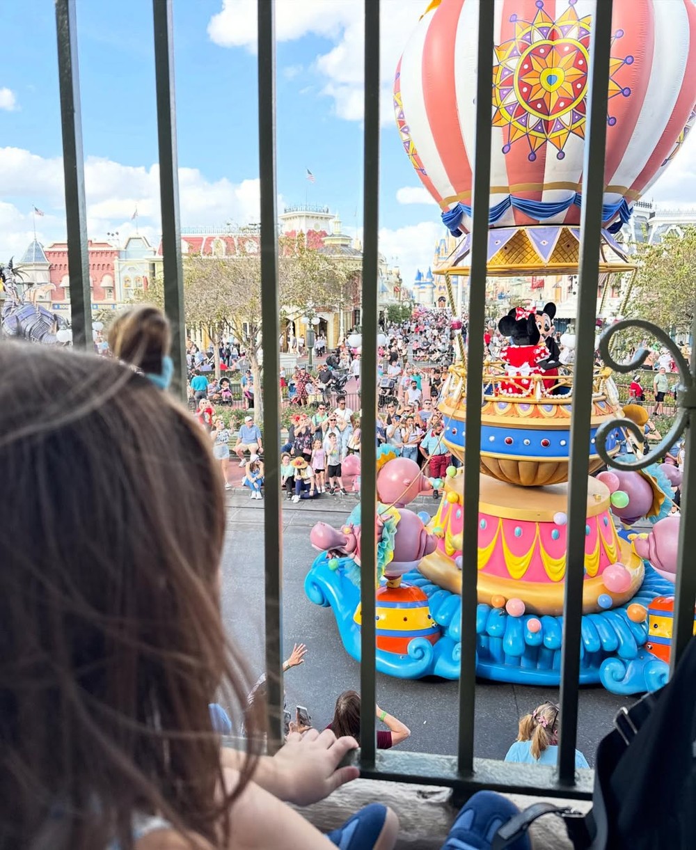 Gigi Hadid abre álbum de fotos na Disney ao lado de filha com Zayn ...