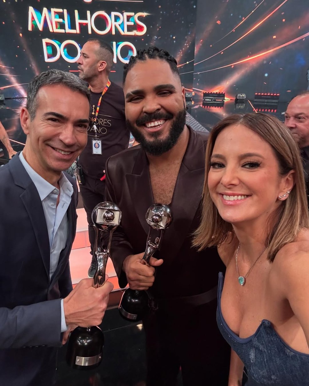 Ticiane Pinheiro supera William Bonner e vira 'rainha das selfies' nos bastidores do Melhores do Ano