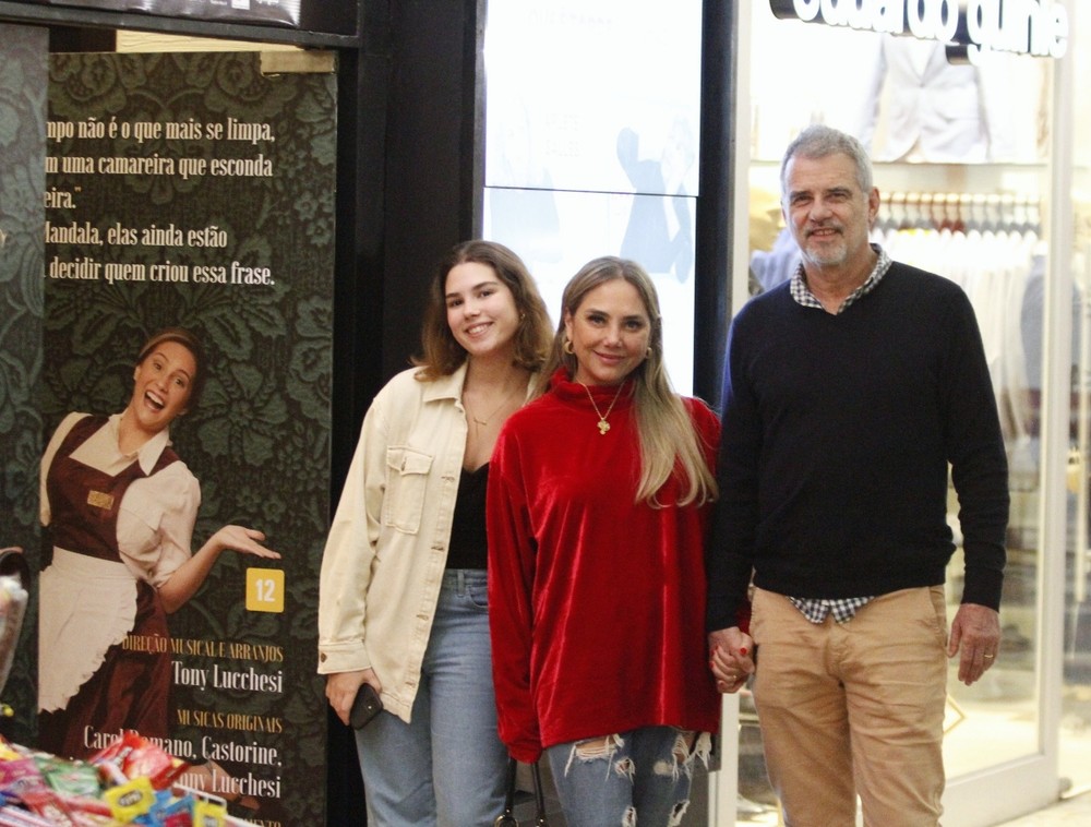 Heloísa Périssé passeia com o marido e a filha caçula em shopping do Rio