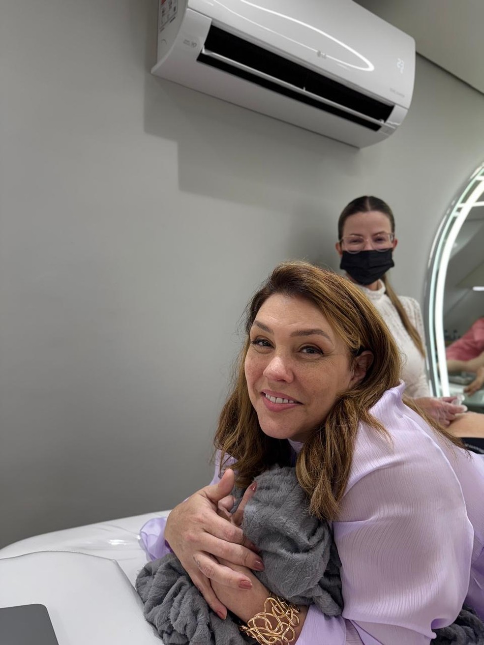 Simony faz procedimento estético para harmonizar o bumbum