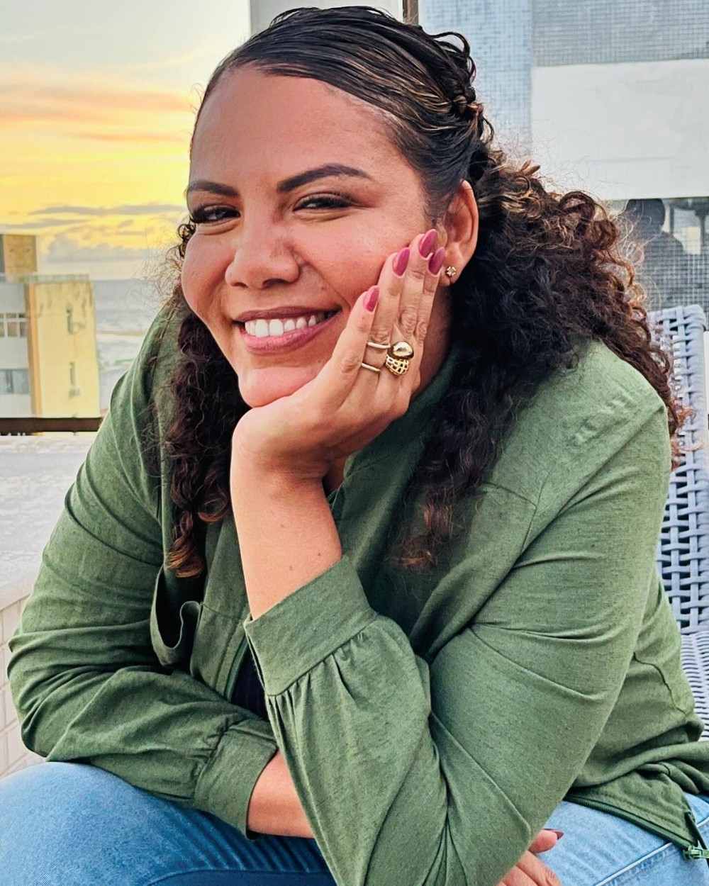 Após separação, Mani Rêgo surge sorridente nova foto e declara: 'Não ...