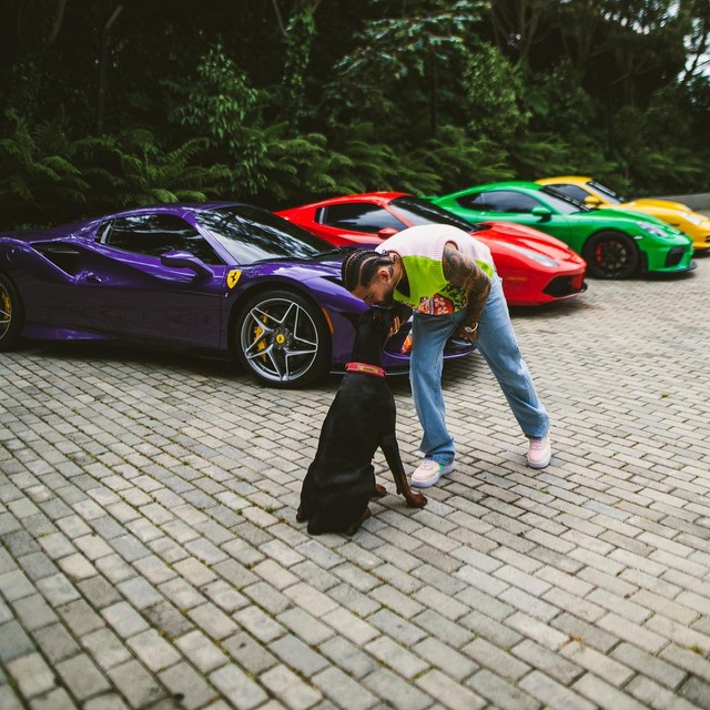 Maluma ostenta nova Ferrari de R$ 4 milhões e exibe coleção de carros ...