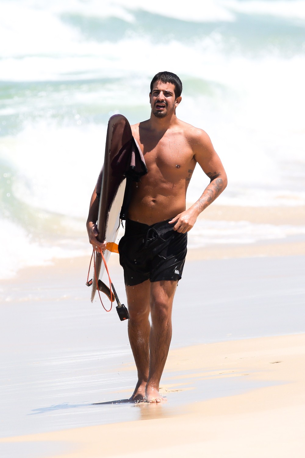 Enzo Celulari surfa e exibe corpo musculoso em praia no Rio