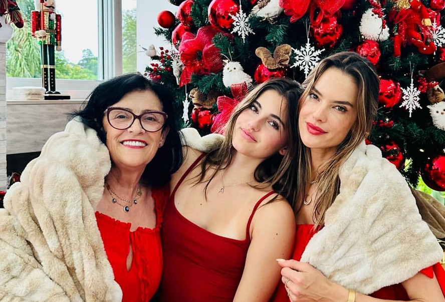 Filha de Alessandra Ambrosio, Anja Louise abre álbum de Natal em família