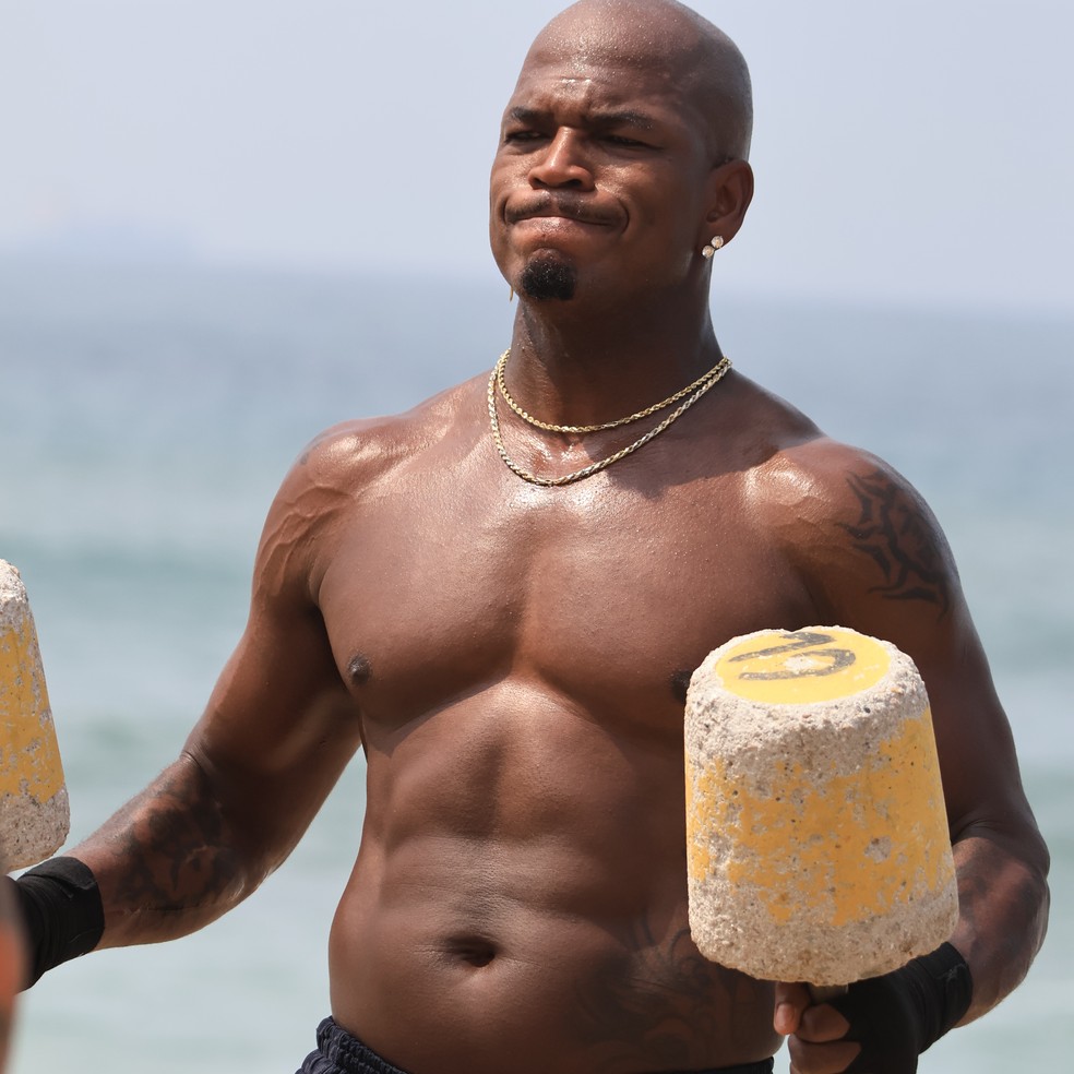Ne-Yo treina no Arpoador antes de show no Rock in Rio; veja fotos