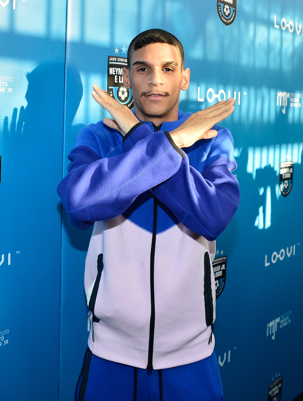 Famosos marcam presença em partida de futebol beneficente com Neymar na ...
