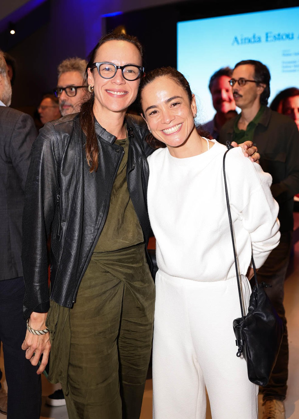 Alice Braga leva namorada para estreia de filme em São Paulo