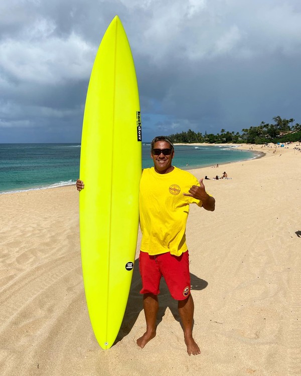 Quem era Tamayo Perry, surfista e ator de 'Piratas do Caribe' morto por ...