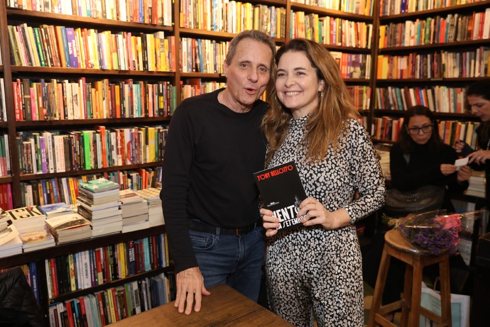 Tony Bellotto recebe famosos no lançamento do 11º livro, no Rio; veja fotos