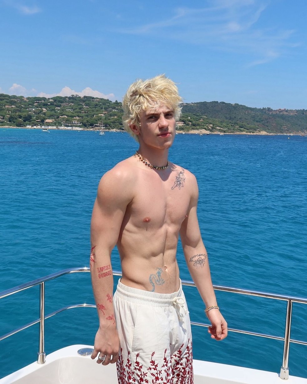 Juliano Floss fica 'à deriva' com Marina Sena na França e se diverte ...