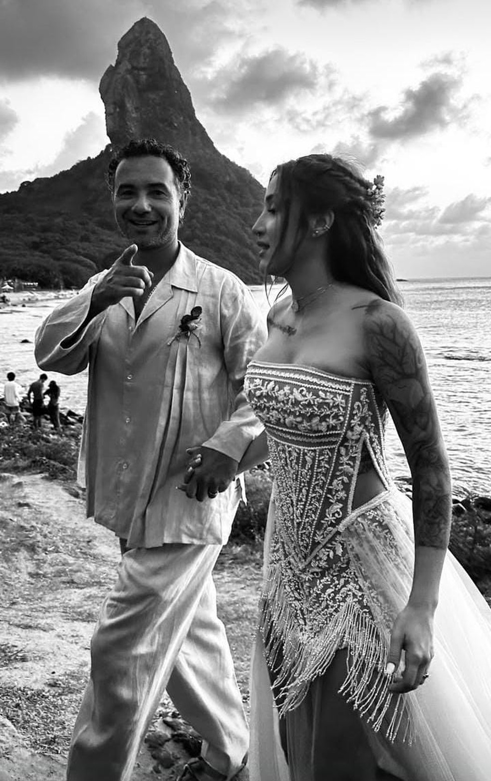 Marco Luque e Jéssica Correia se casam em Fernando de Noronha