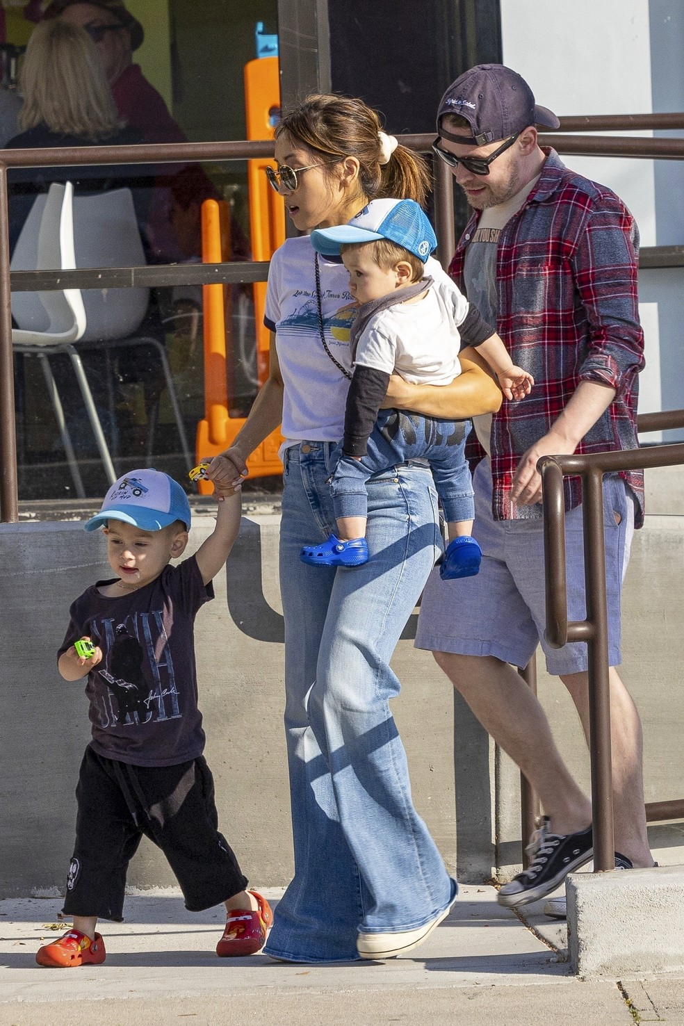 Macaulay Culkin e Brenda Song fazem rara aparição ao lado dos filhos