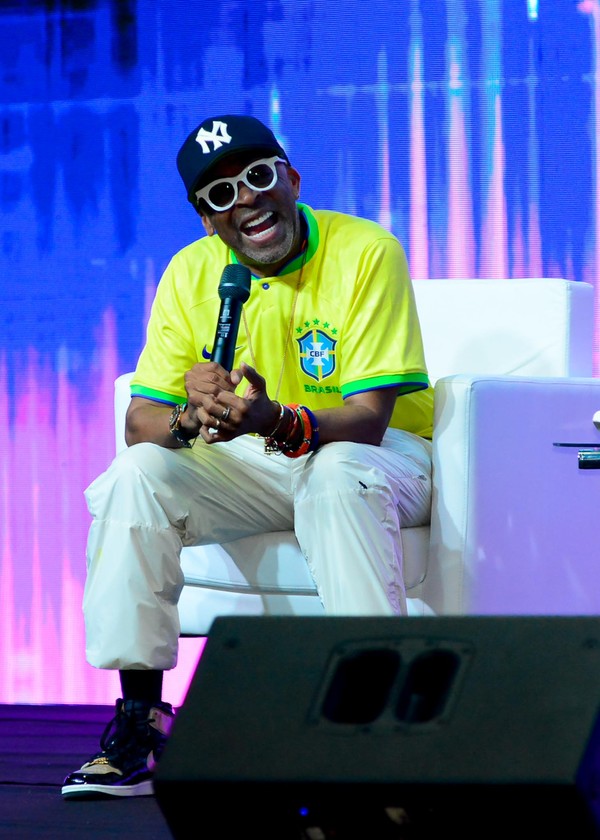 Spike Lee é ovacionado por fãs após palestra na Rio Innovation Week