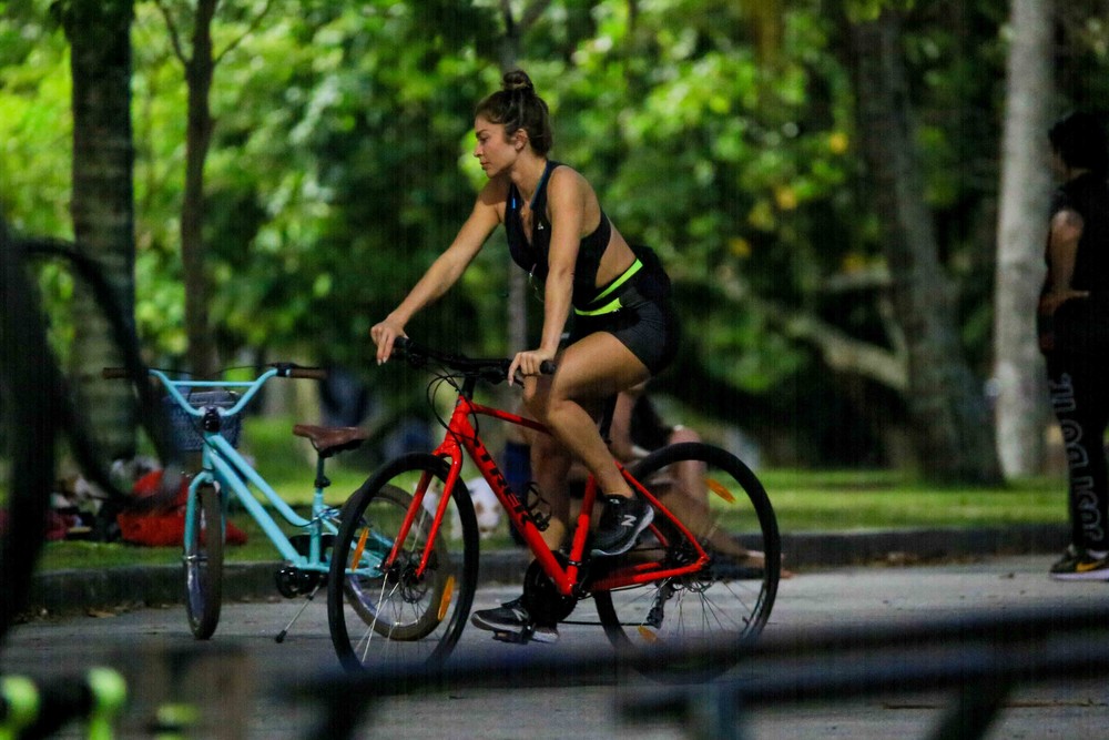 Grazi Massafera e a filha, Sofia, curtem passeio de bike no Rio