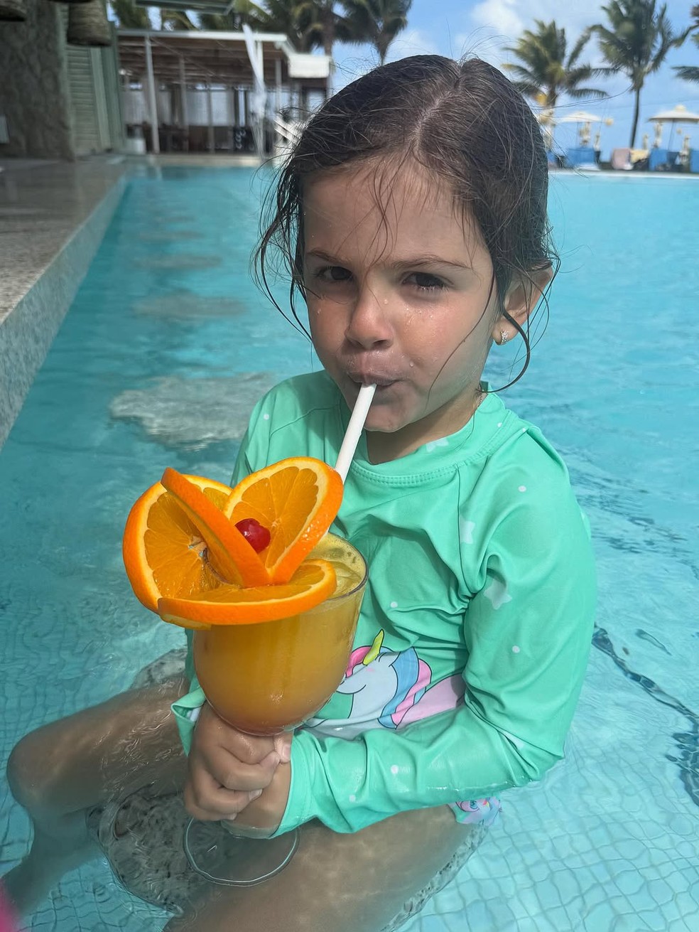 Em Porto de Galinhas, Bárbara Evans posa de biquíni e detalhe chama ...