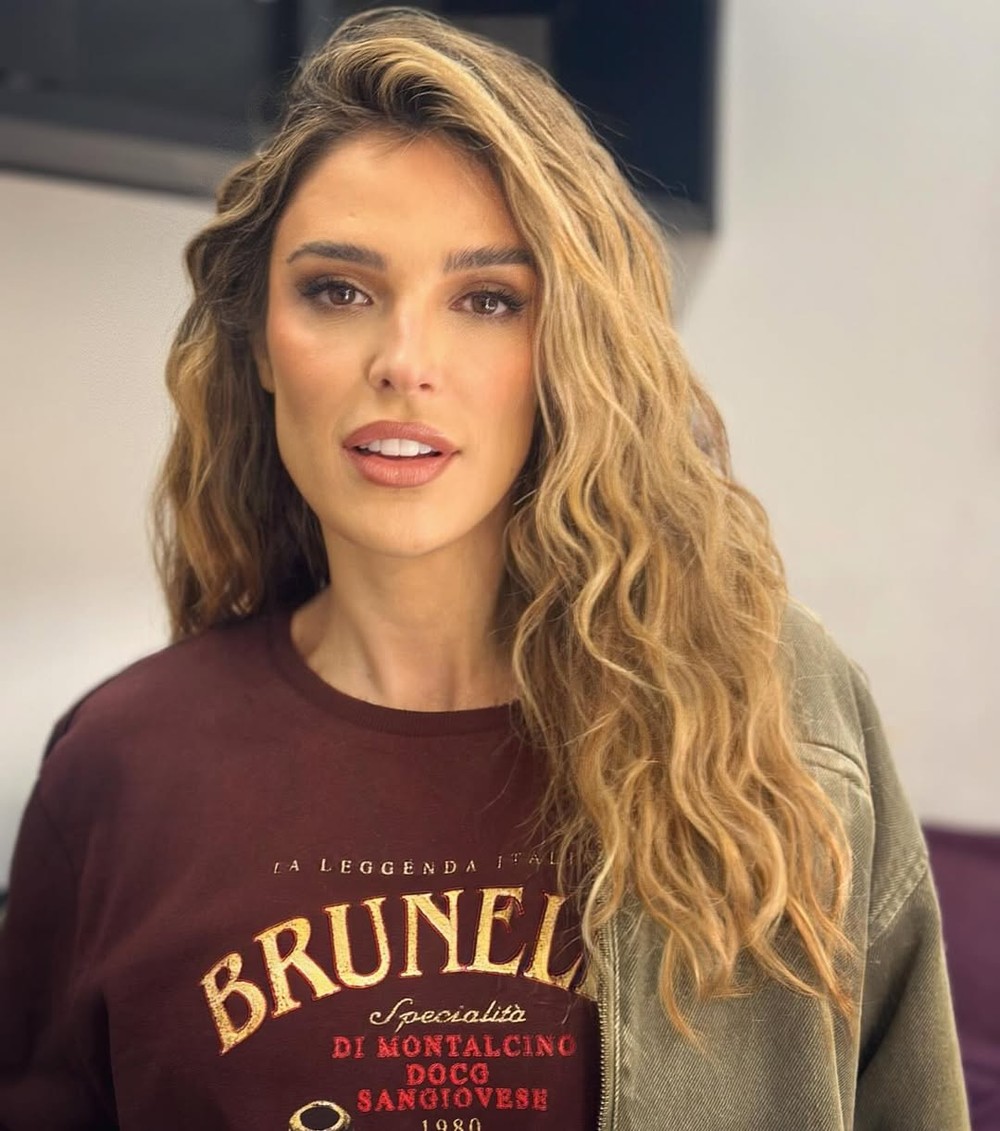 Rafa Brites posta com cabelão e make e avisa que ficou 'Shakirona'