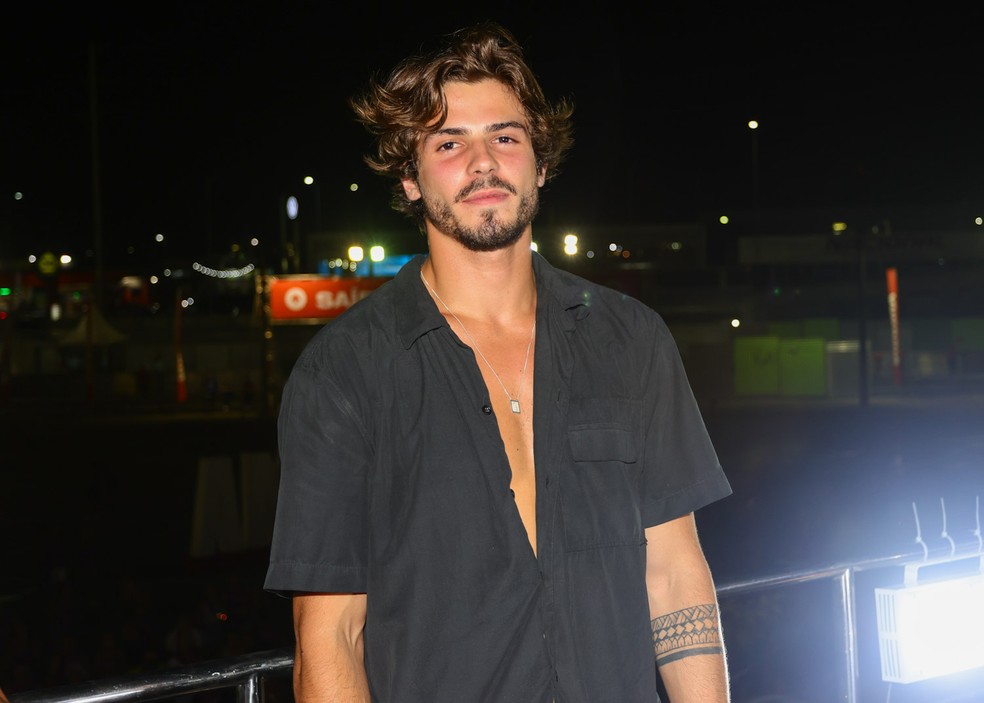 No Carnatal, suposto affair de Anitta assiste ao show da cantora no trio