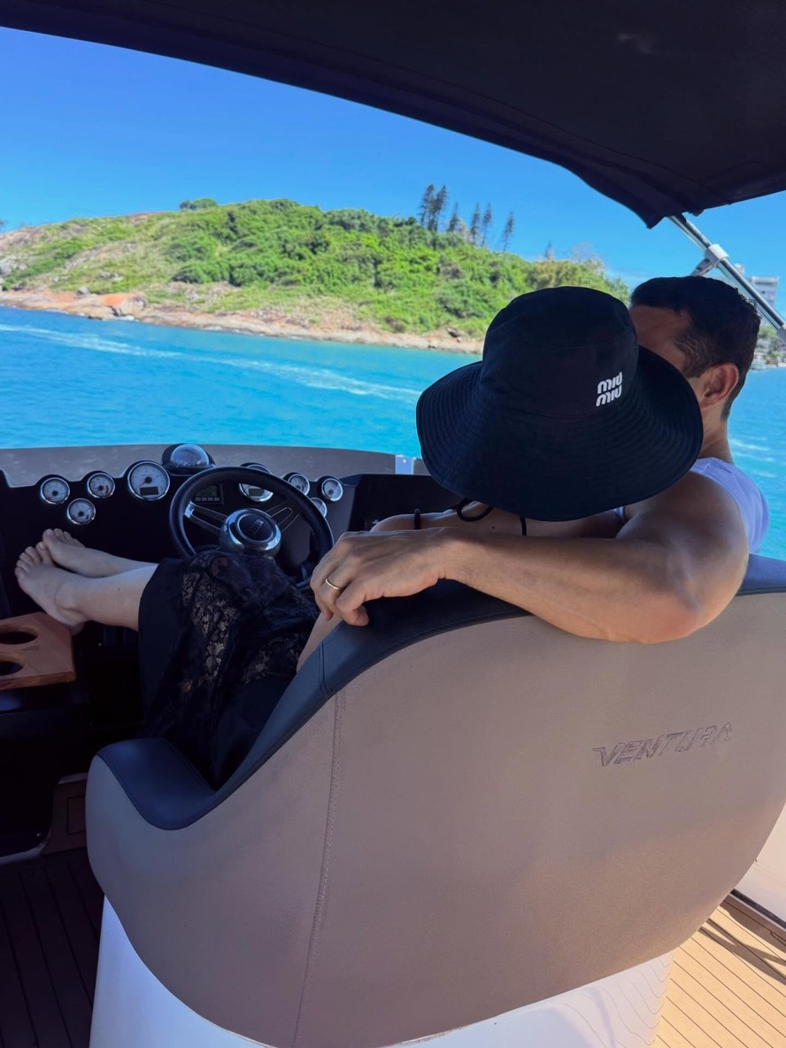 Isis Valverde abre álbum de viagem de fim de ano com Marcus Buaiz e os ...