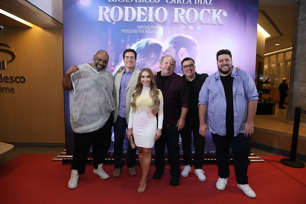 Solteira, Carla Diaz lança filme em que faz par romântico com Lucas Lucco