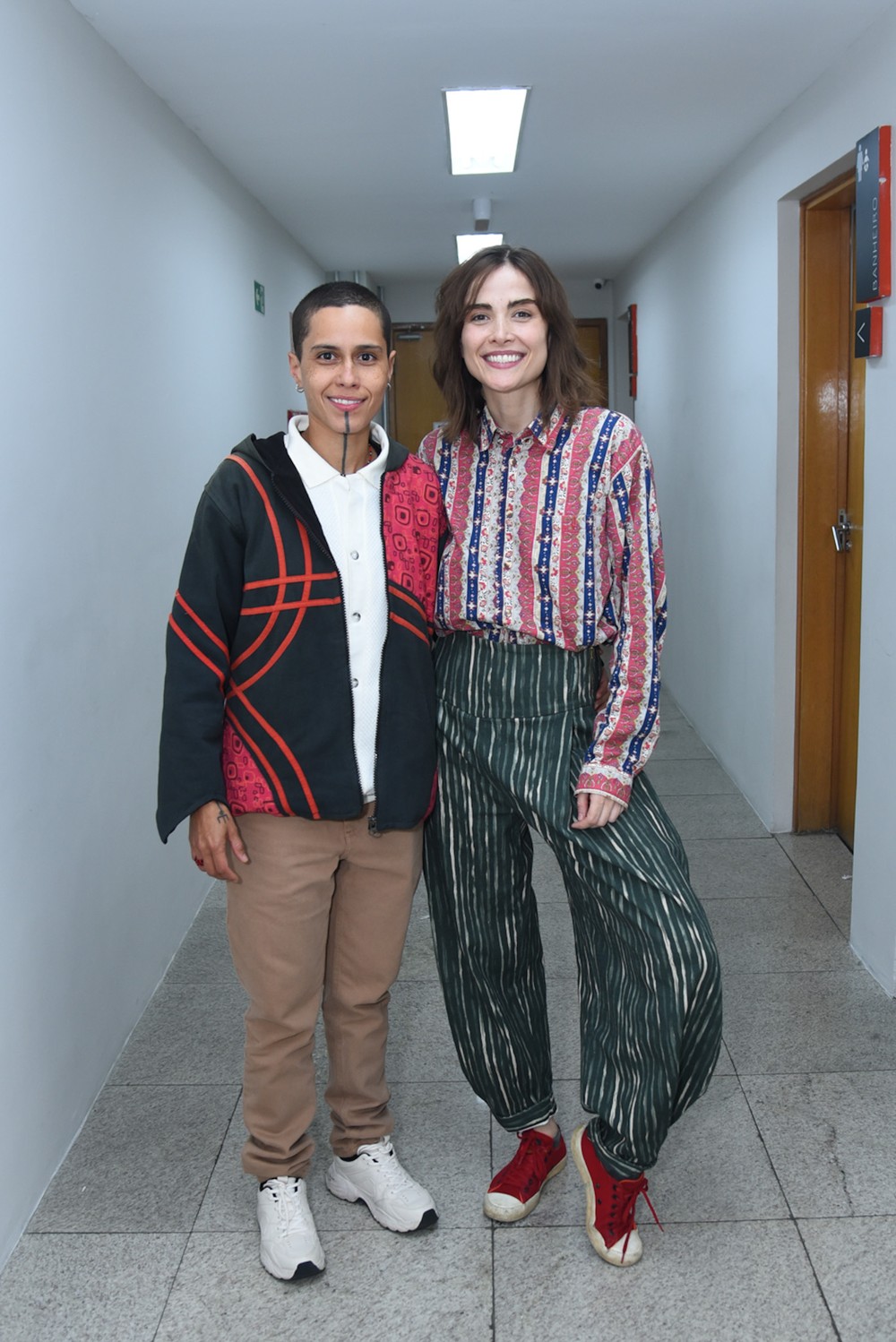 Maria Casadevall beija muito a namorada, Larissa Mares, em estreia VIP ...