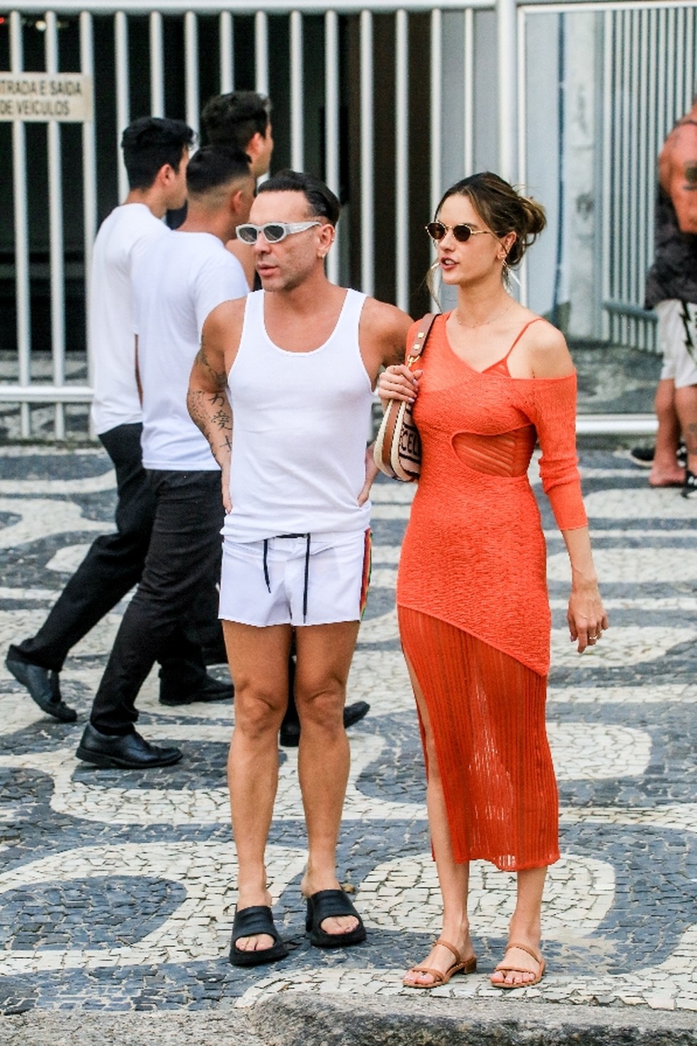 Após curtir Carnaval, Alessandra Ambrosio faz passeio pelo Rio de Janeiro