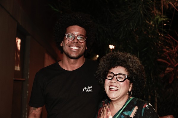 Ex de Bela Gil vai com a namorada, Barbara Fialho, ao show da ex-cunhada, Nara Gil