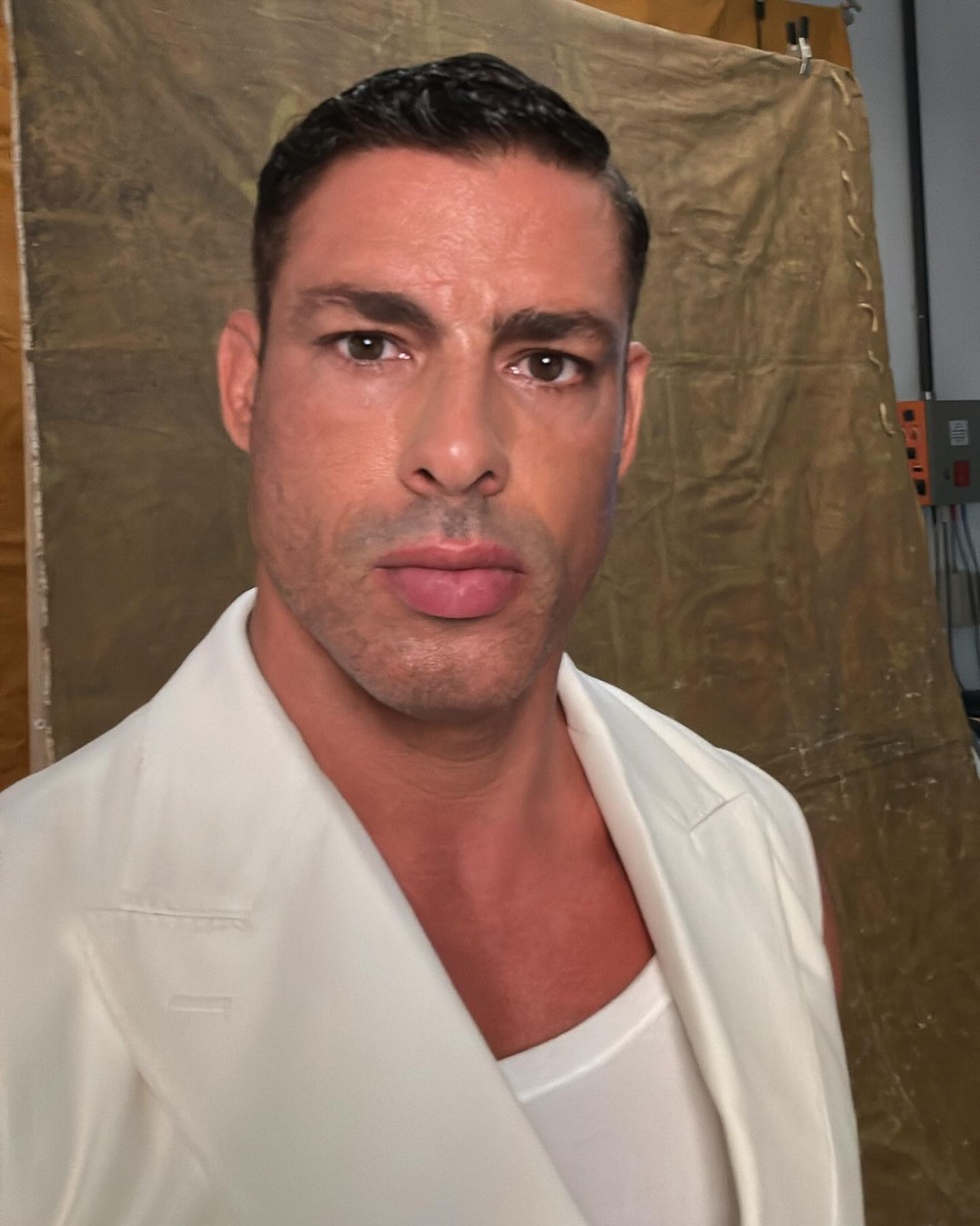 Cauã Reymond surpreende fãs ao aparecer com novo visual