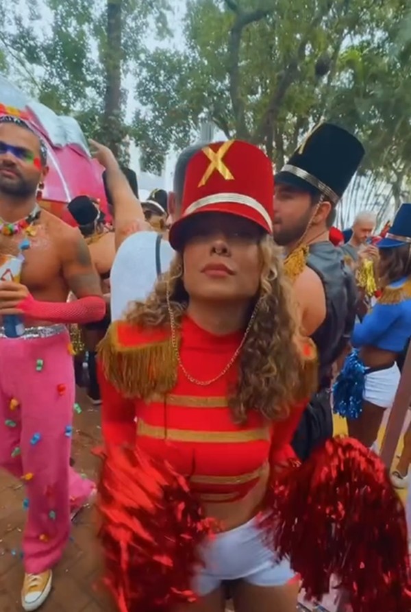 Com direito a nave, Bloco Ilariê tem ex-BBB Lia Khey vestida de paquita e homenagem a Xuxa