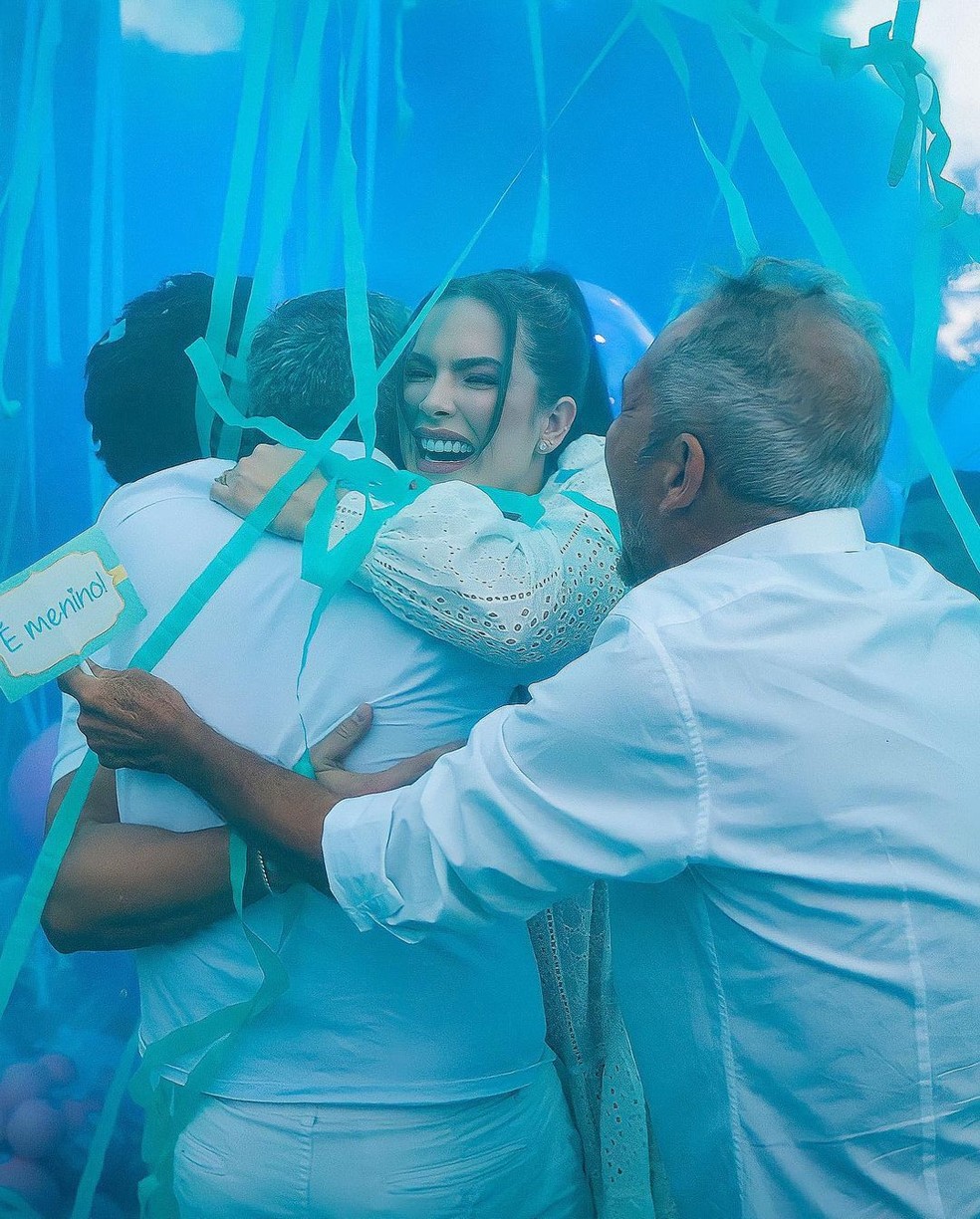 Ex-Miss Brasil Débora Lyra e cantor Gabriel Gava anunciam sexo do ...