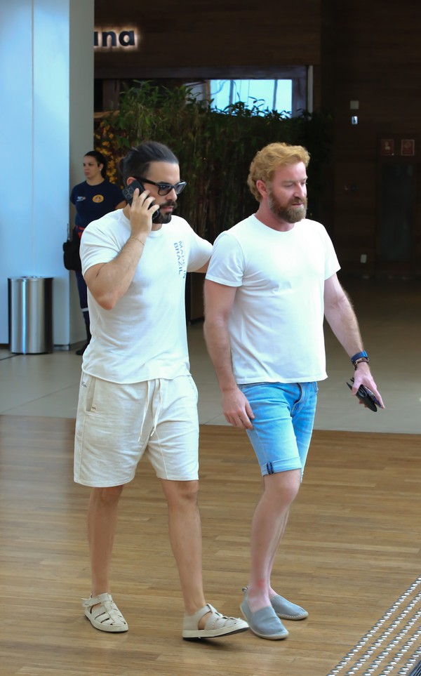 Pedro Carvalho, o Rui de 'Fuzuê', passeia com o marido no Rio