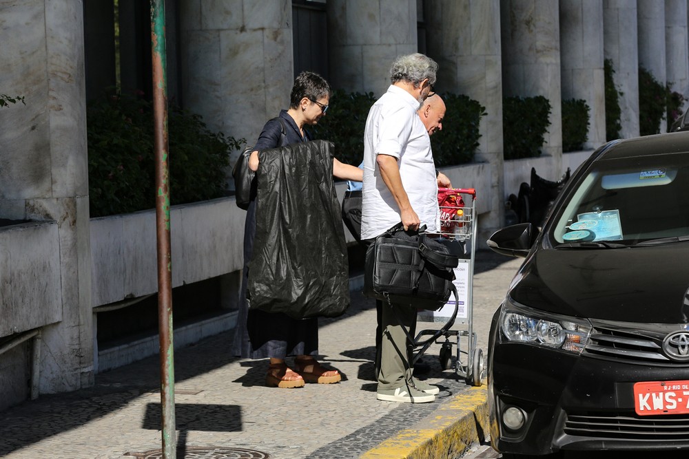 Discretos, Sandra Annenberg e Ernesto Paglia desembarcam no Rio; fotos