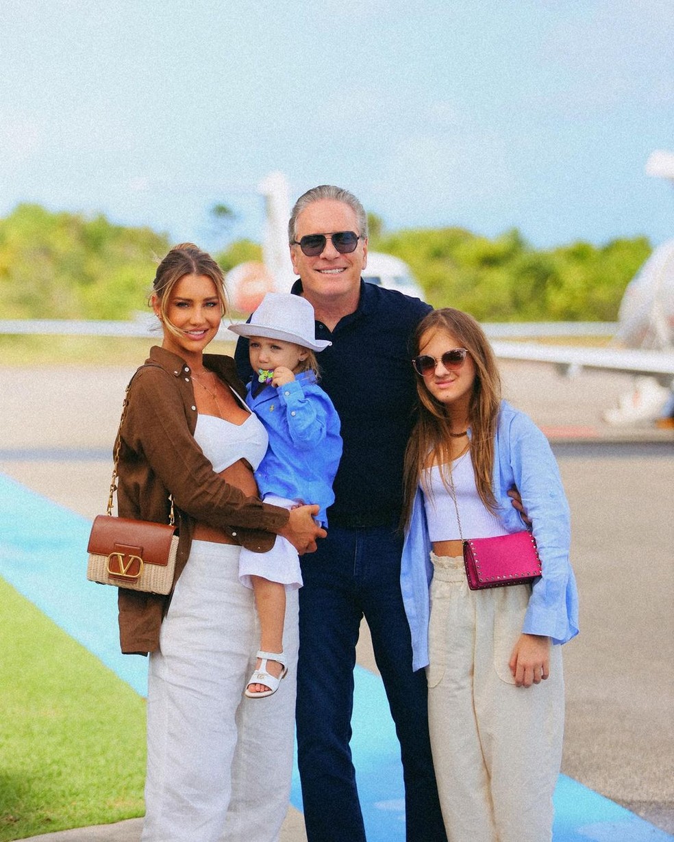Rafa Justus posa cheia de estilo no desembarque em Trancoso