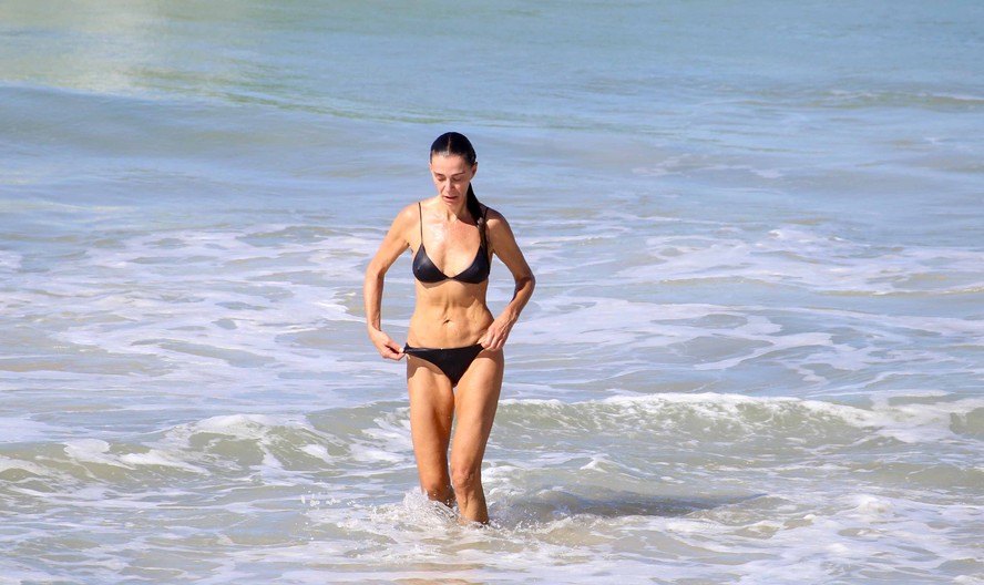 Mônica Martelli toma banho de mar na Praia de Ipanema