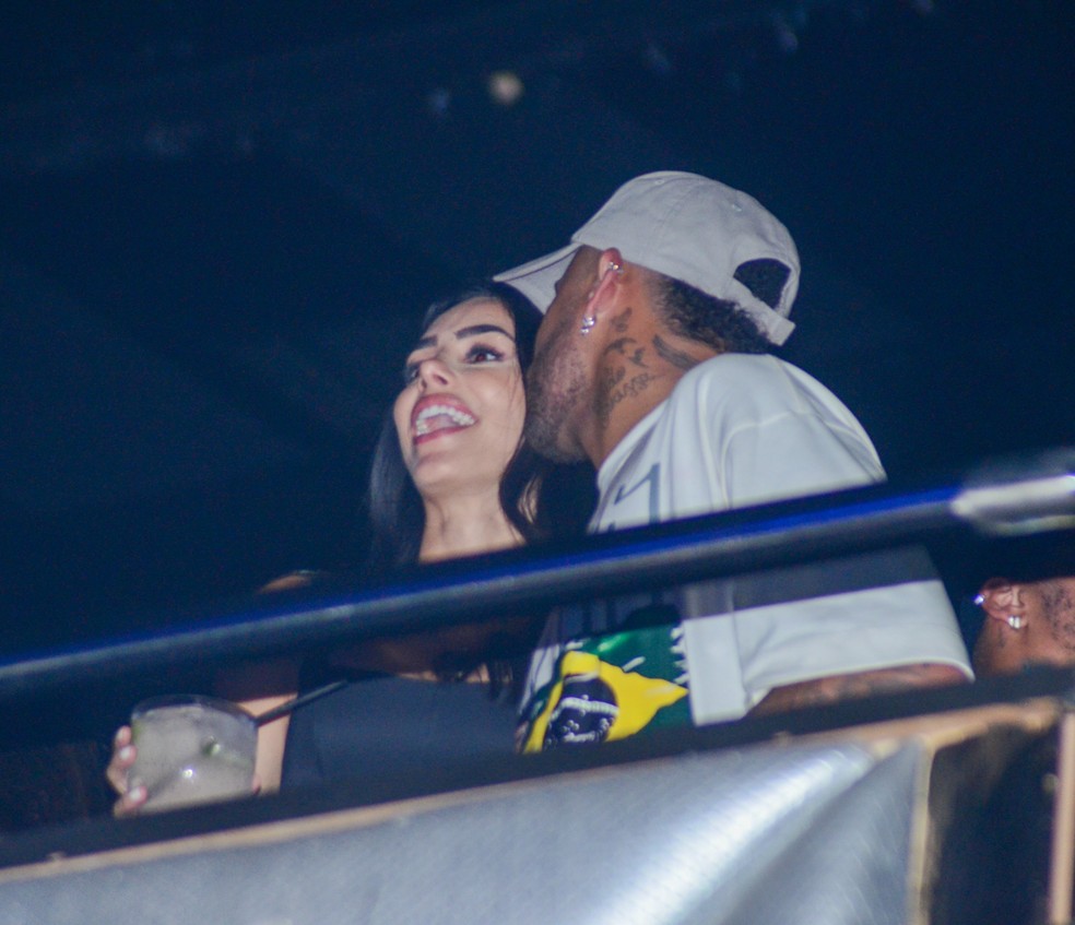 Neymar e Bruna Biancardi se beijam em show de Thiaguinho em São Paulo ...