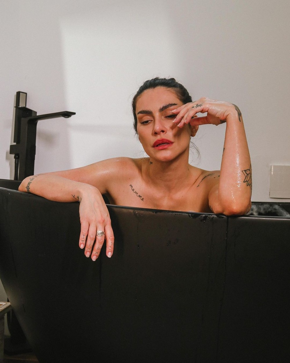 Cleo exibe sensualidade em cliques nua na banheira: 'Bem dondoquinha'