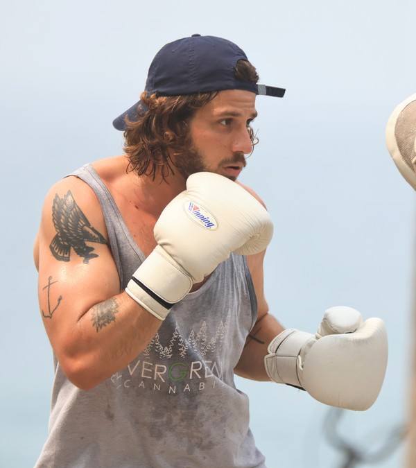 De corda a boxe, Chay Suede treina pesado em domingo de praia no Rio de ...