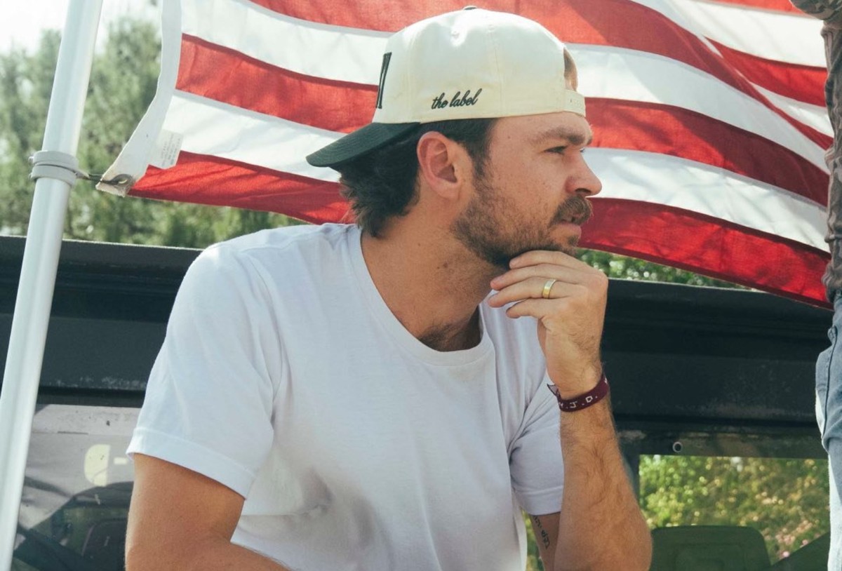 Conner Smith, astro do country, mata idosa em acidente de carro nos ...