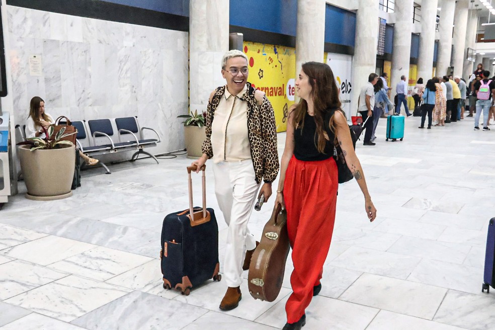 Sorridentes, Maria Gadú e a namorada, Ana Paula Popi, são clicadas no Rio