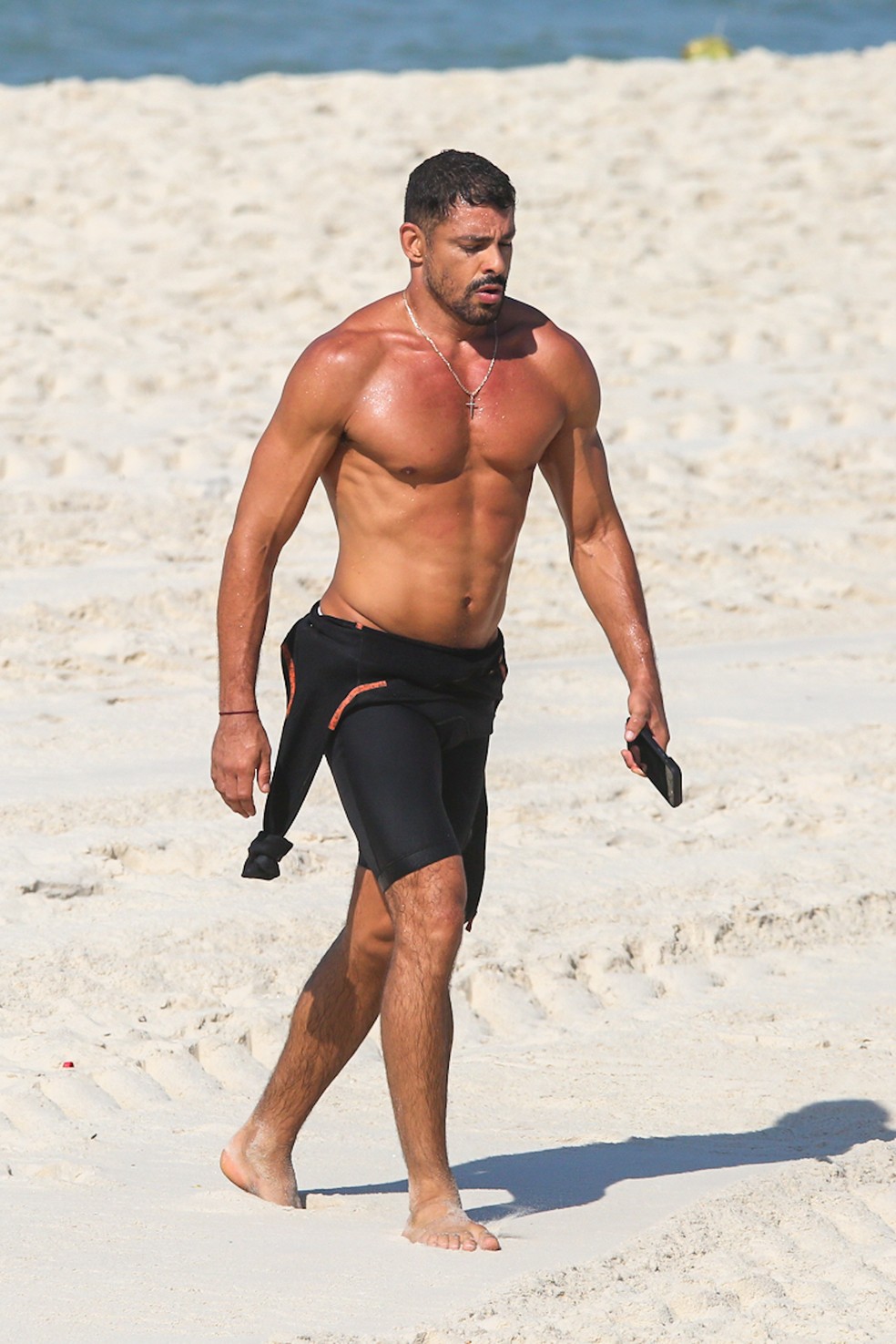 Cauã Reymond mostra o shape e encara ondas em dia de calorão no Rio