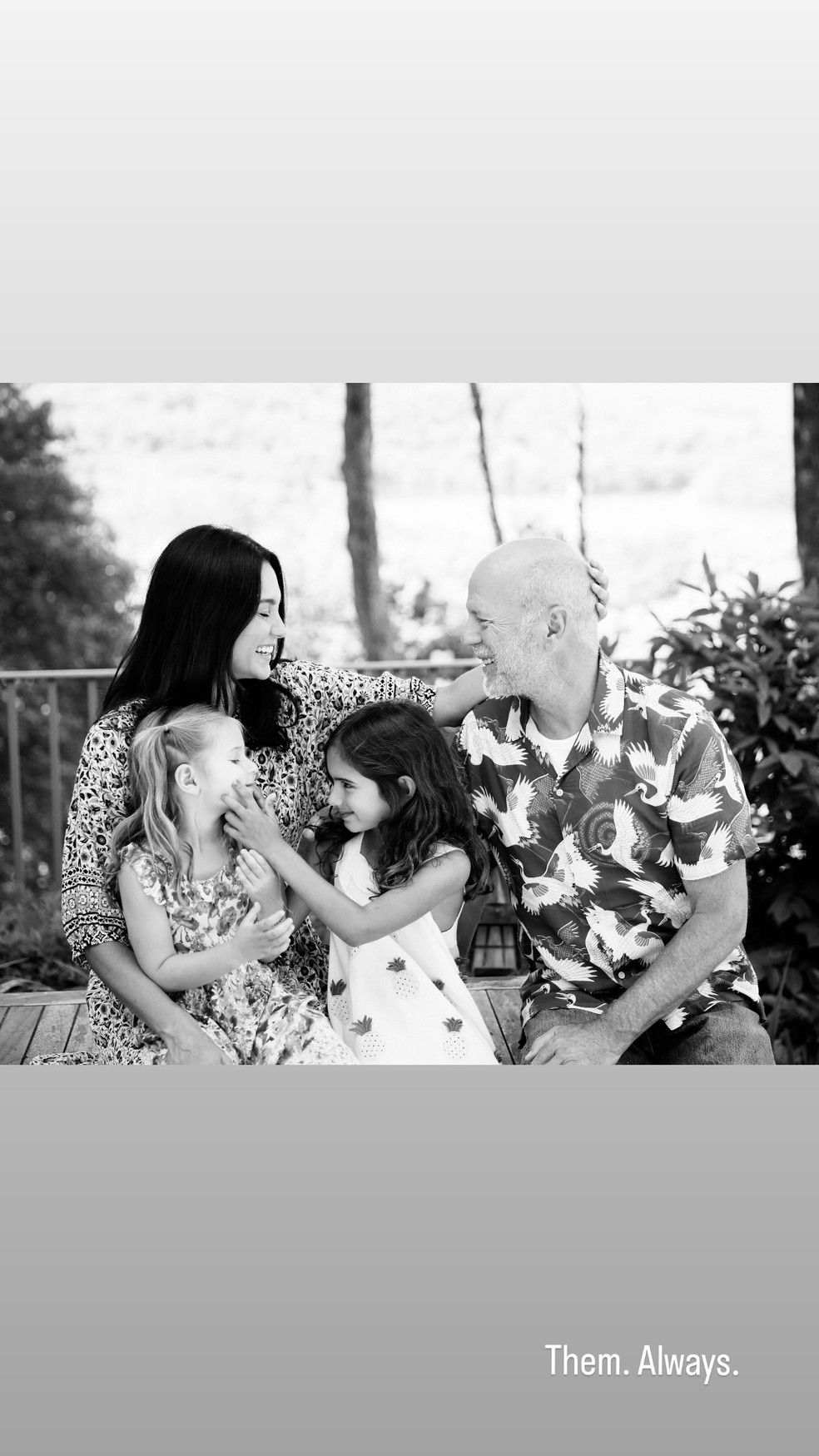 Com demência, Bruce Willis aparece em novos cliques e vídeo com esposa ...