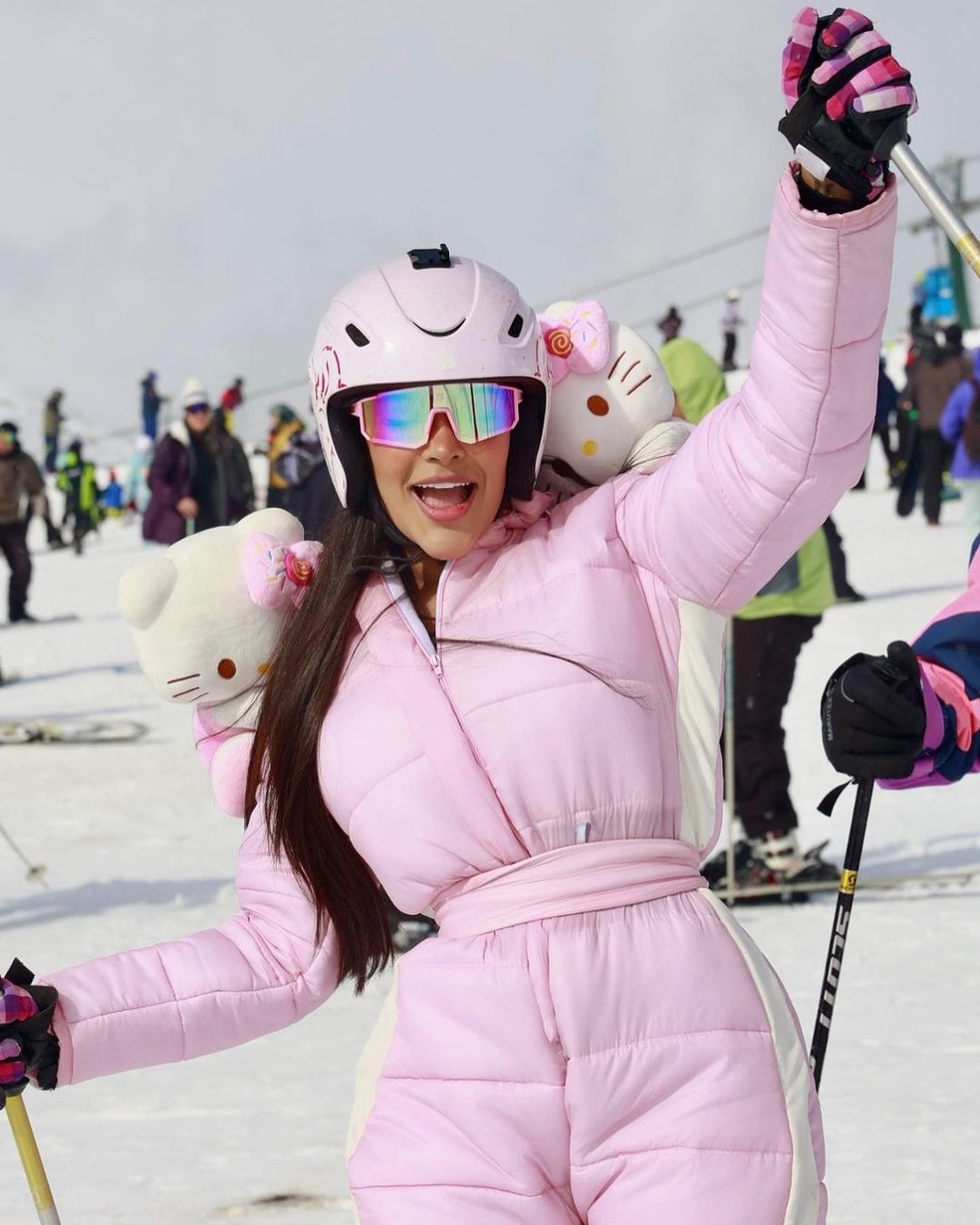 Ex-BBB Flay conhece a neve e aprende a esquiar; fotos e vídeo