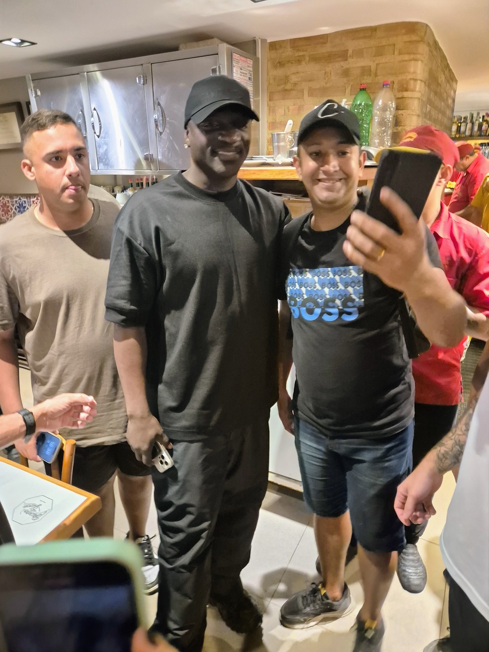 Antes do Rock in Rio, Akon sai para jantar e é tietado
