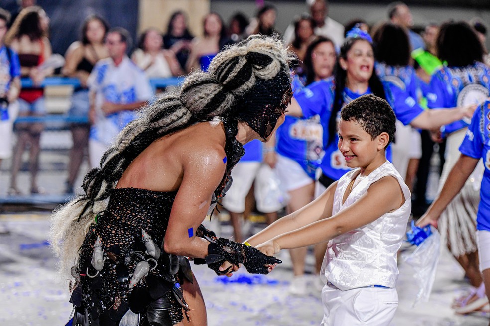 Carnaval 2025 - Musa da Beija-Flor vai desfilar com o caçula: 'Filhote ...