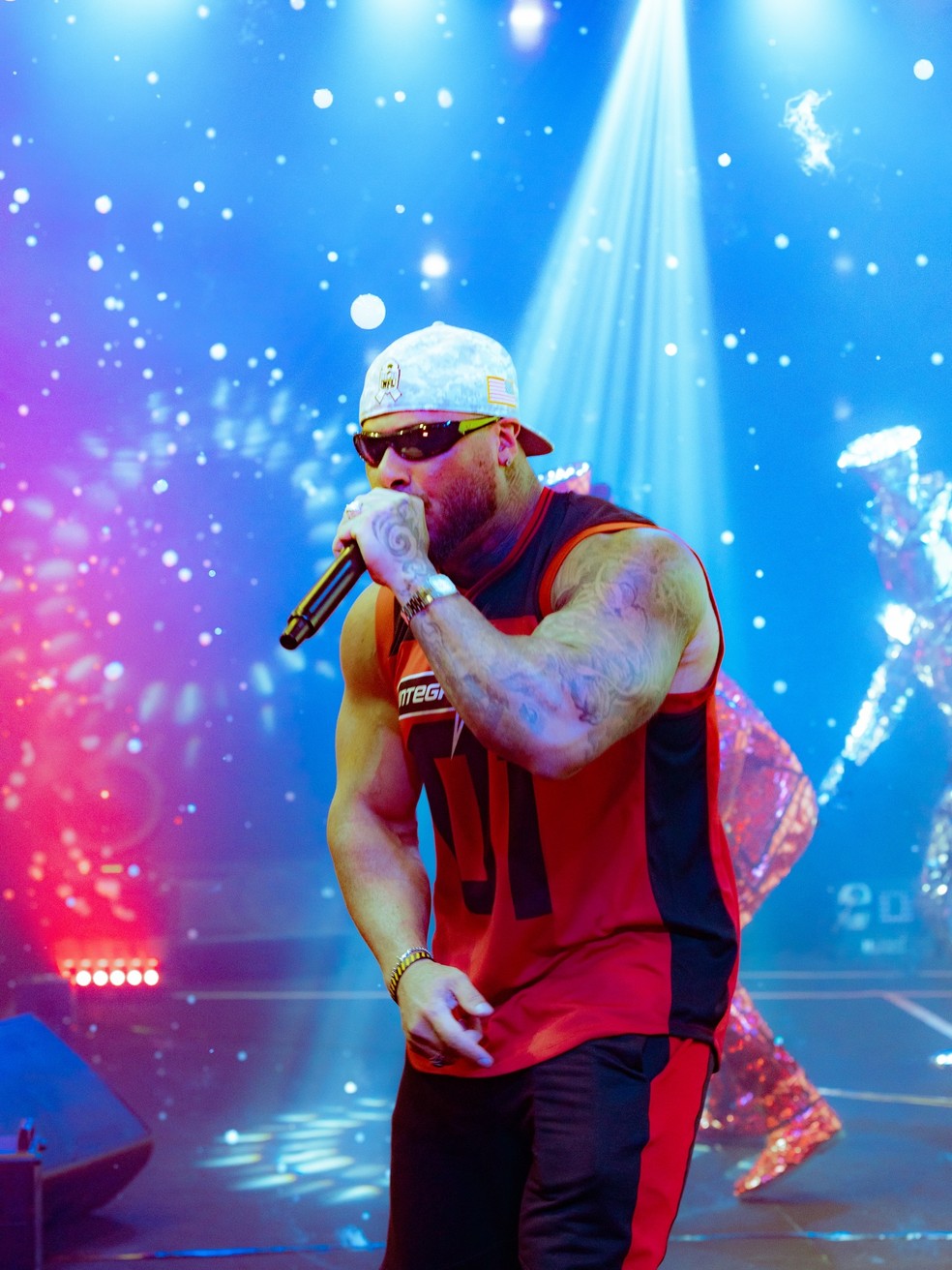 Leo Stronda volta a cantar após 3 anos de hiato e faz show em feira fitness