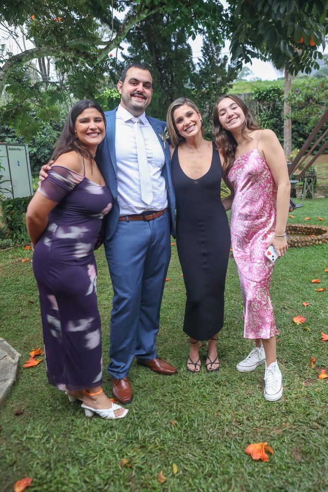 Flávia Alessandra posa com as filhas para casamento e ganha mão boba de ...