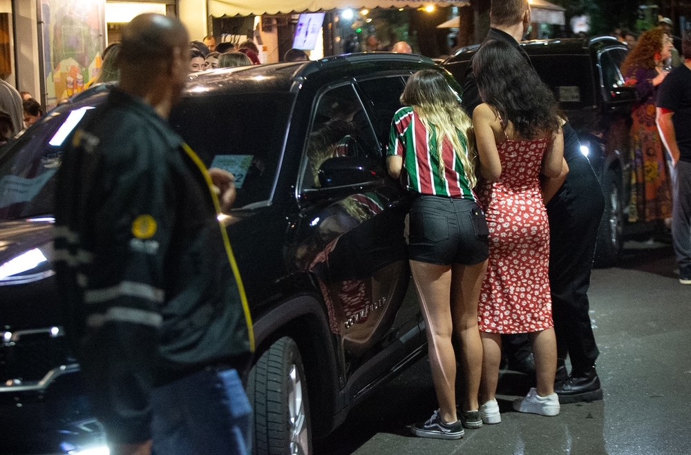Shawn Mendes curte noite carioca e é tietado por fãs
